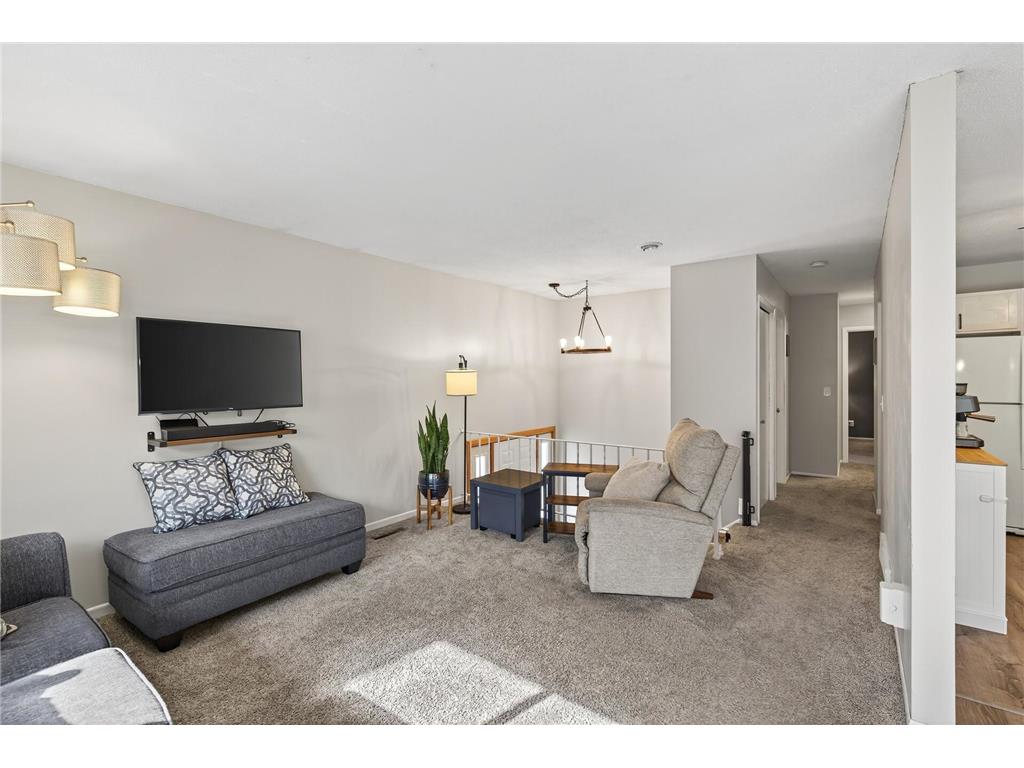 1302 Crestridge Lane N, Eagan, MN, 55123 | MLS: 7018823 | Edina Realty