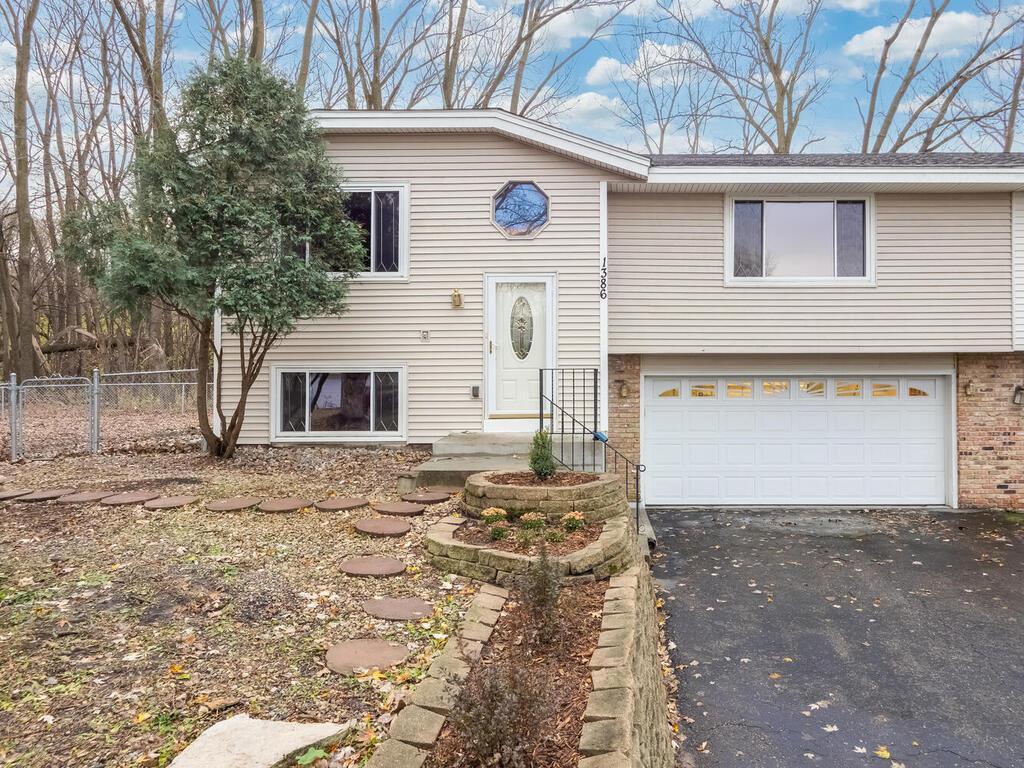 1386 Lakeside Circle, Eagan, MN, 55123 | MLS: 6308707 | Edina Realty