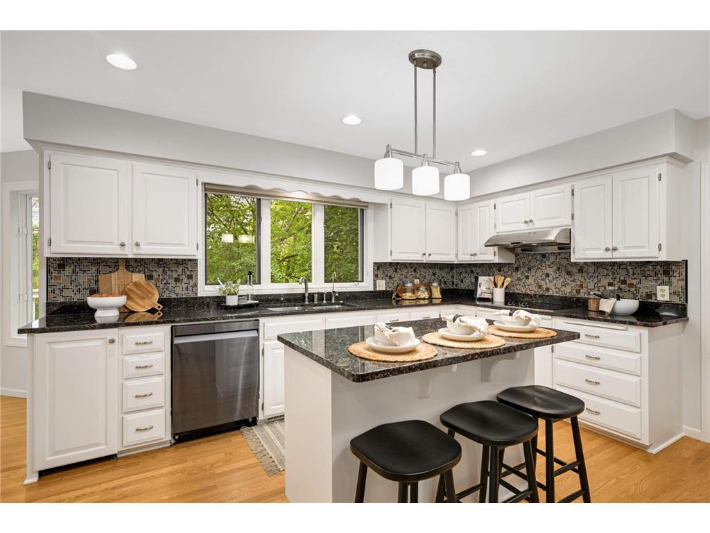 15395 Highland Bluff, Minnetonka, MN, 55345 | MLS: 6807377 | Edina Realty