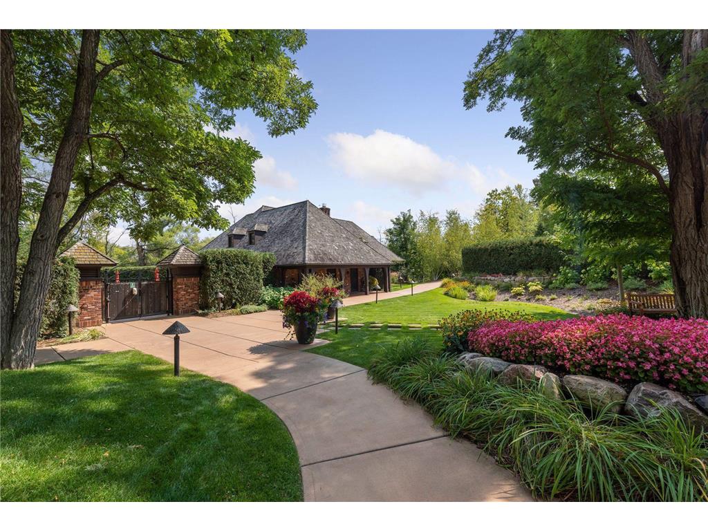 1595 Locust Hills Circle, Wayzata, MN, 55391 | MLS: 6745962 | Edina Realty