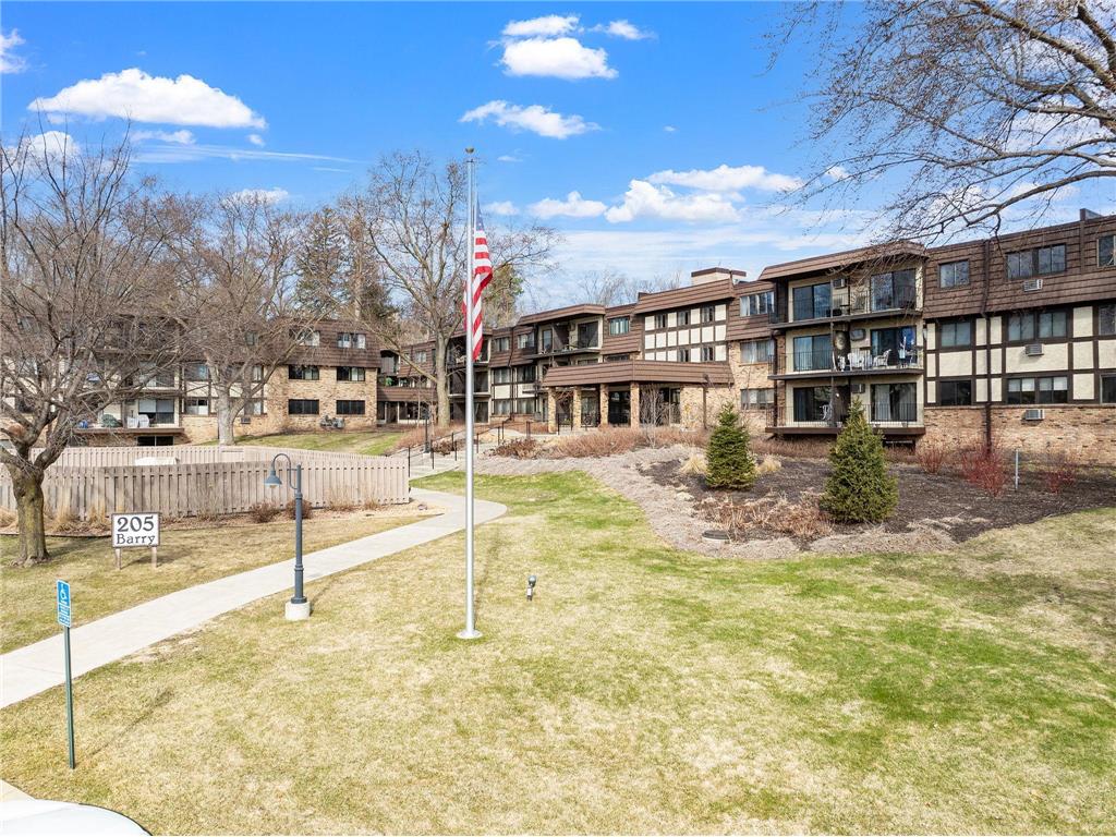 205 Barry Avenue S #208, Wayzata, MN, 55391 | MLS: 6772481 | Edina Realty