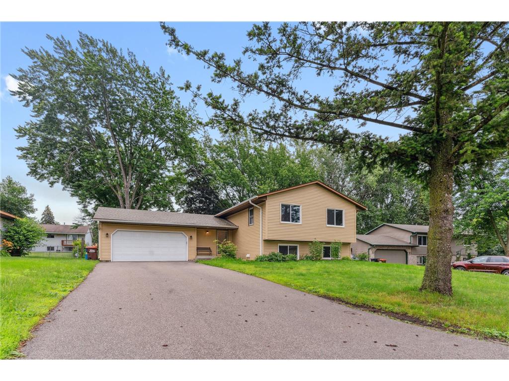 2086 Burr Street N, Maplewood, MN, 55117 | MLS: 6559187 | Edina Realty
