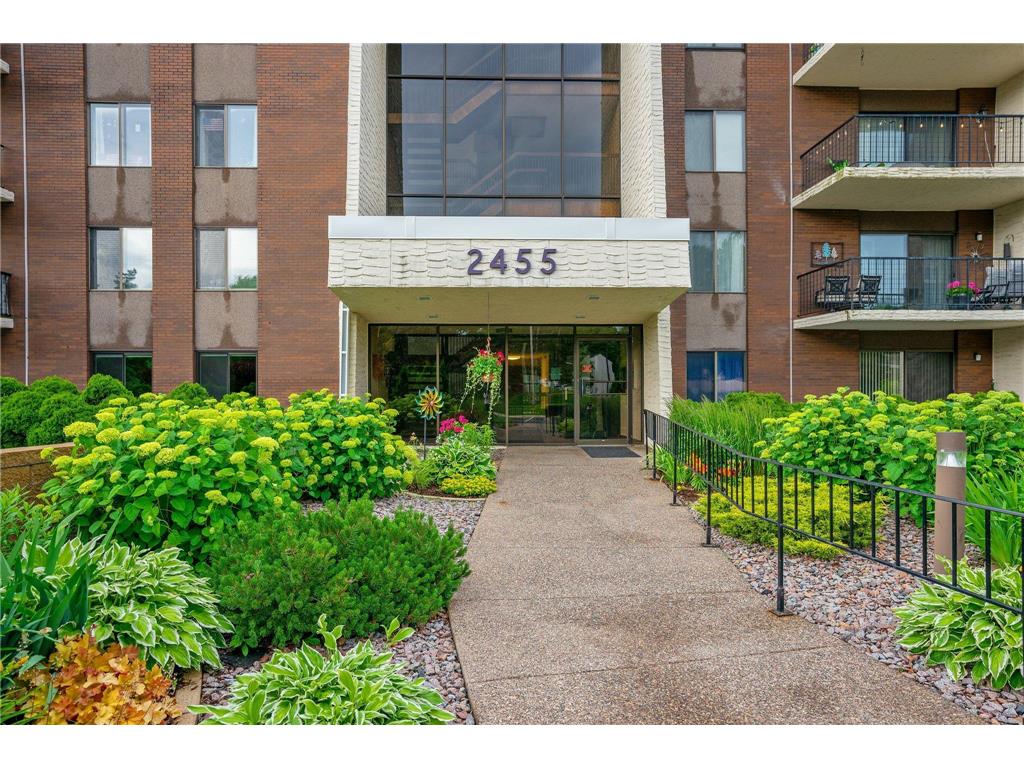 2455 Londin Lane E #115, Maplewood, MN, 55119 | MLS: 6551748 | Edina Realty