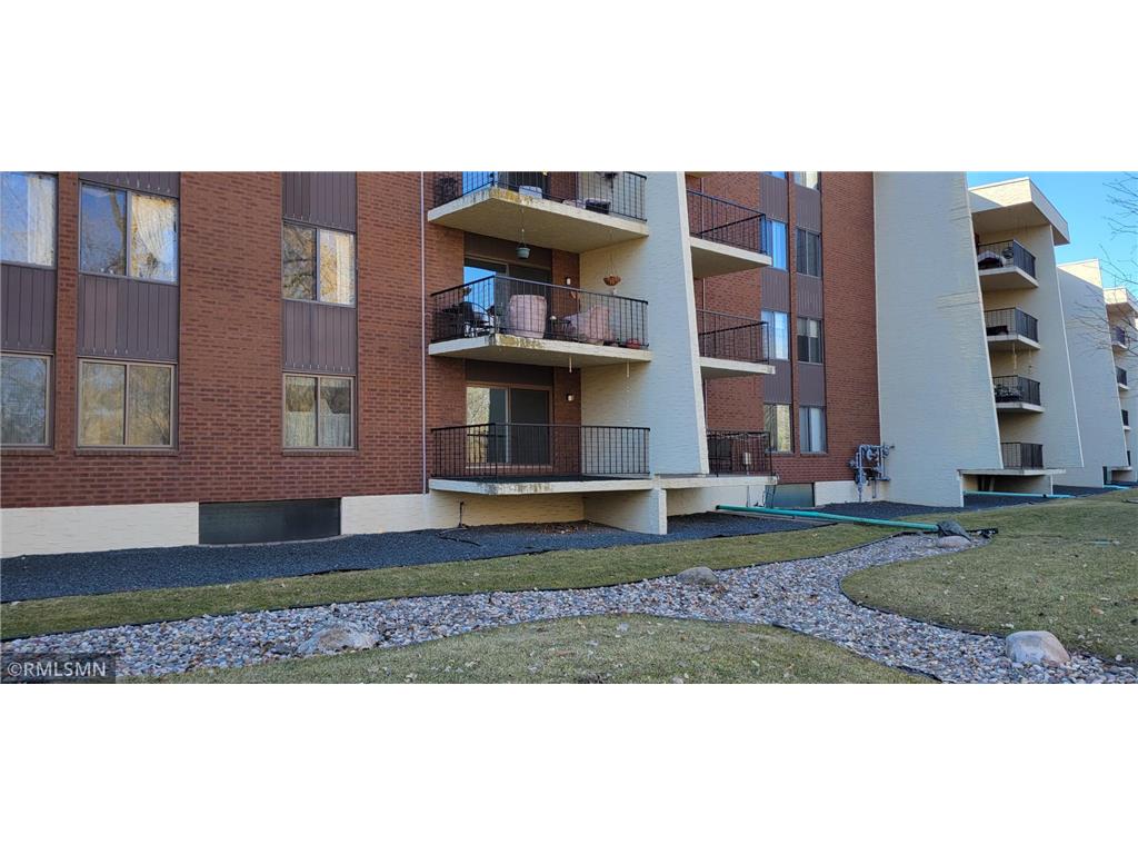 2485 Londin Lane E #116, Maplewood, MN, 55119 | MLS: 6500077 | Edina Realty