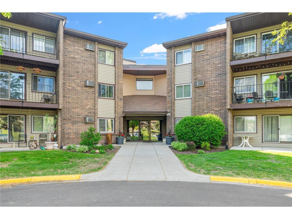 3425 Golfview Drive #308, Eagan, MN, 55123 | MLS: 6721681 | Edina Realty