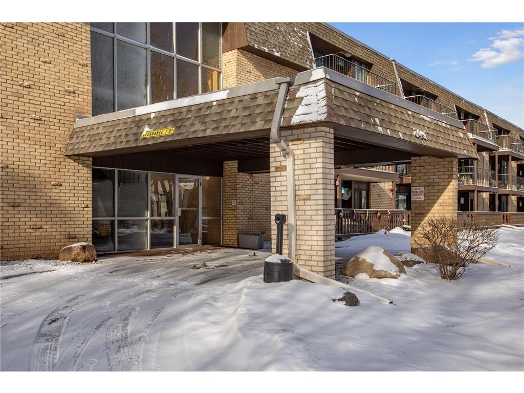 3461 Kent Street #1116, Shoreview, MN, 55126 | MLS: 7014229 | Edina Realty