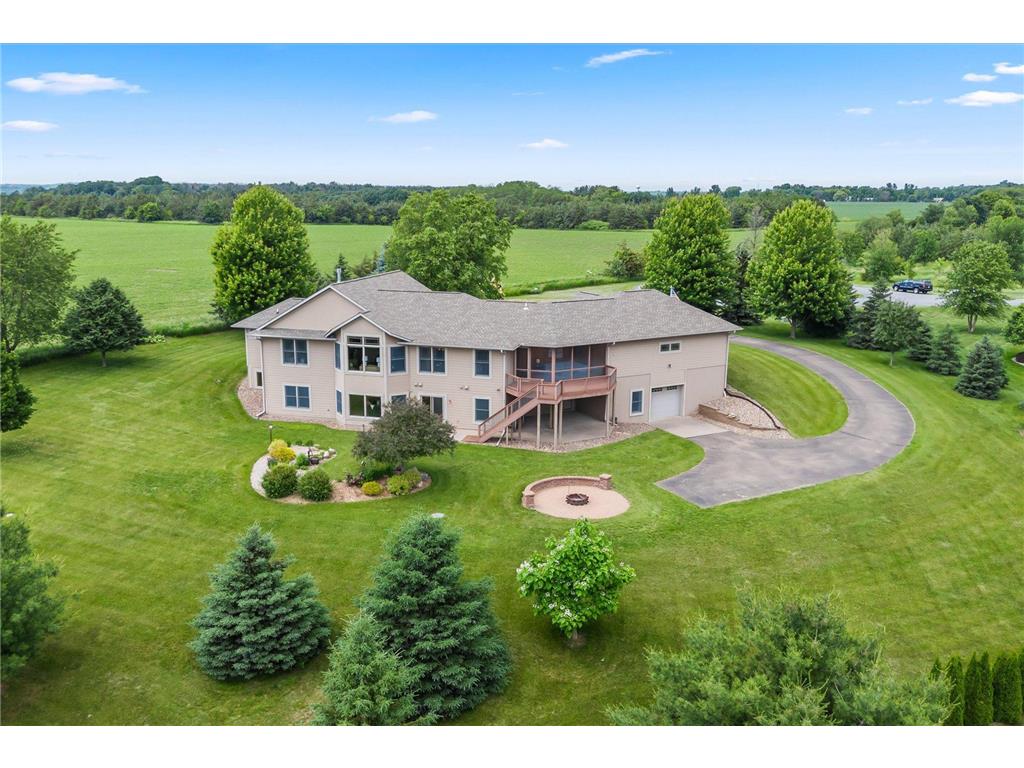 433 Sunset Drive, Troy Twp, WI, 54016 | MLS: 6741361 | Edina Realty