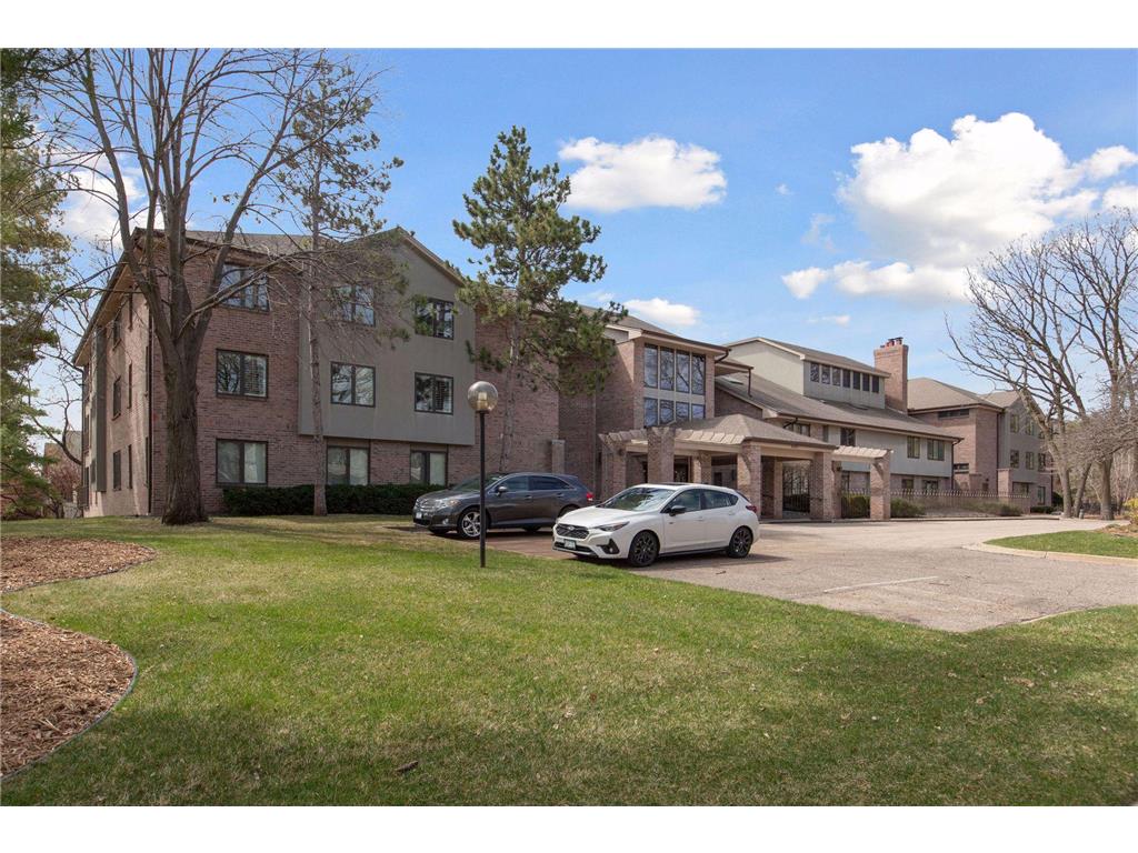 5501 Village Drive #202, Edina, MN, 55439 | MLS: 6709768 | Edina Realty