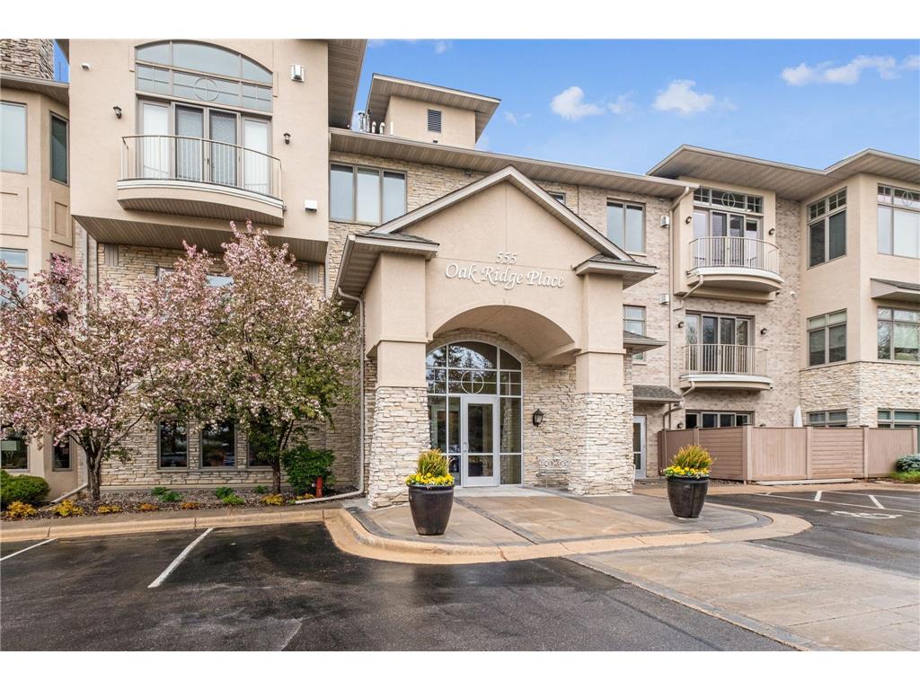 555 Oak Ridge Place #220, Hopkins, MN, 55305 | MLS: 6530596 | Edina Realty