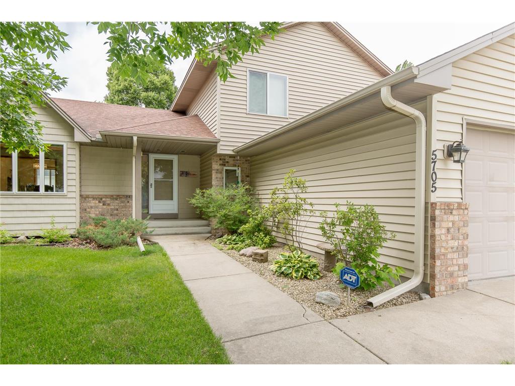 5705 Vinewood Lane N, Plymouth, MN, 55442 | MLS: 6556553 | Edina Realty