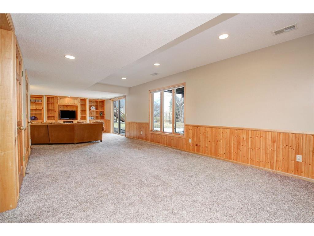 645 Oakwood Drive, Shoreview, MN, 55126 | MLS: 6484059 | Edina Realty