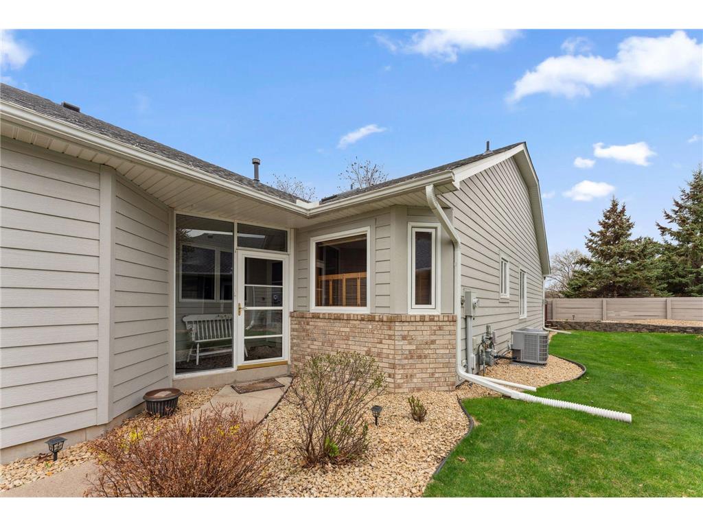 718 Emerald Ridge, Roseville, MN, 55113 | MLS: 6713734 | Edina Realty
