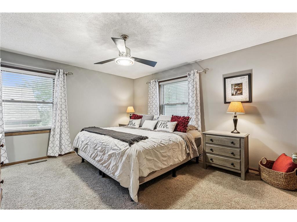 7492 Upper 24th Street N, Oakdale, MN, 55128 | MLS: 6775652 | Edina Realty