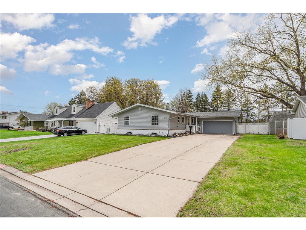 7925 38 1/2 Avenue N, New Hope, MN, 55427 | MLS: 6697943 | Edina Realty