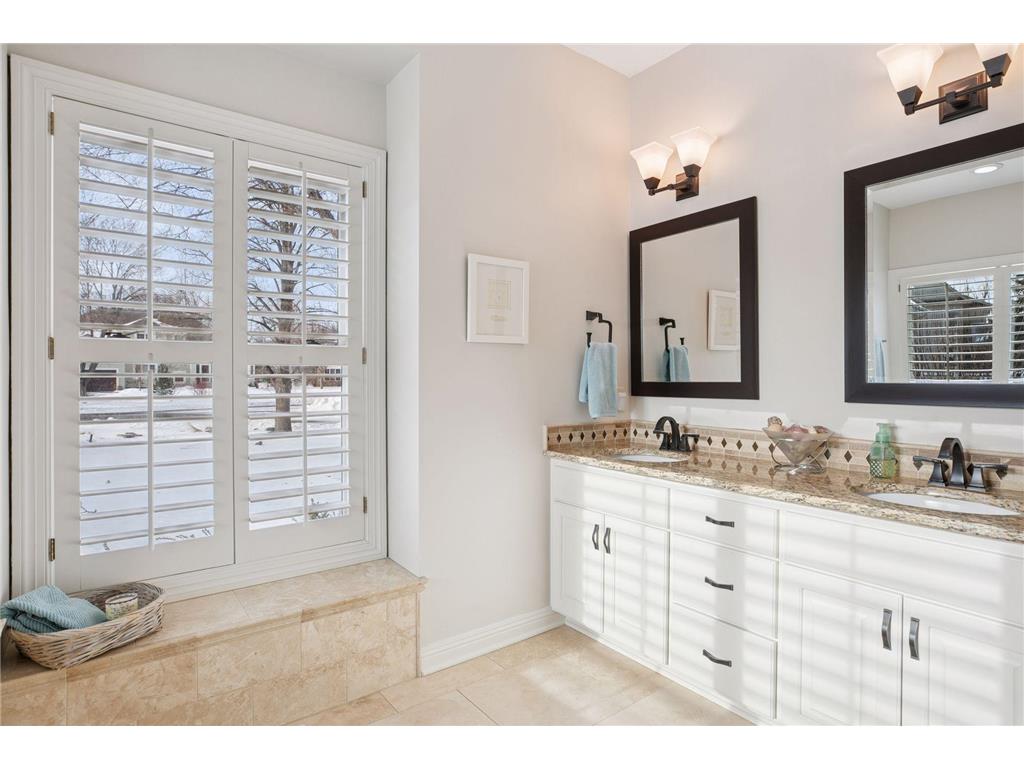 8064 Enclave Circle, Woodbury, MN, 55125 | MLS: 7003871 | Edina Realty