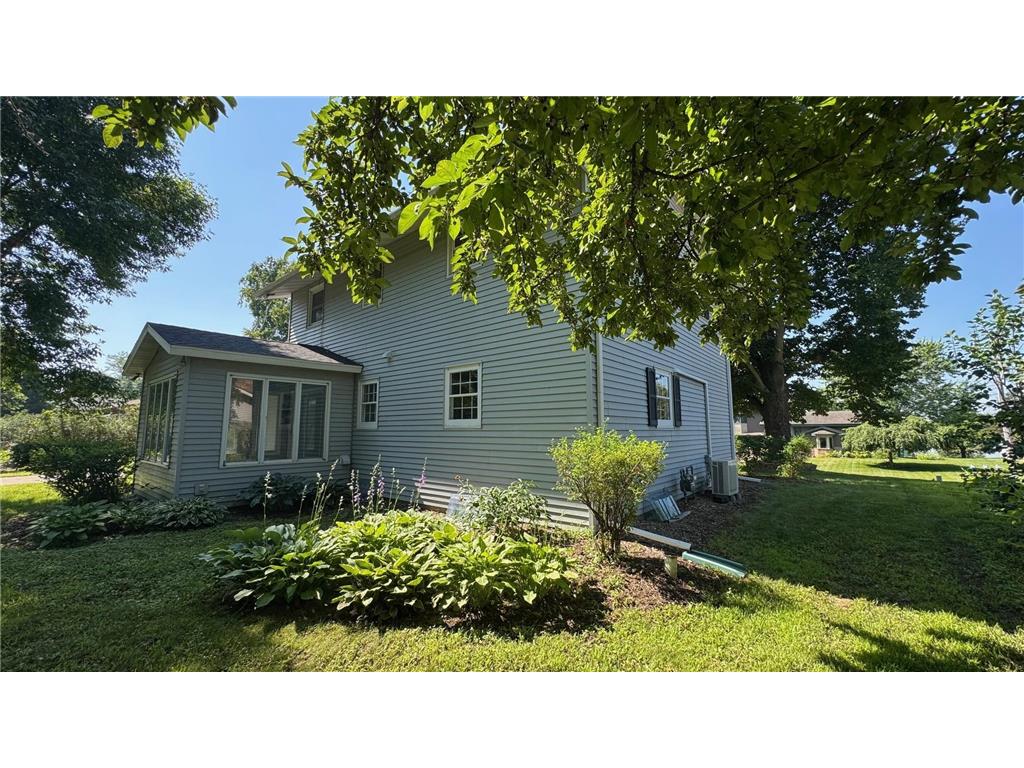 811 Myrtle Street, Buffalo, MN, 55313 | MLS: 6737681 | Edina Realty