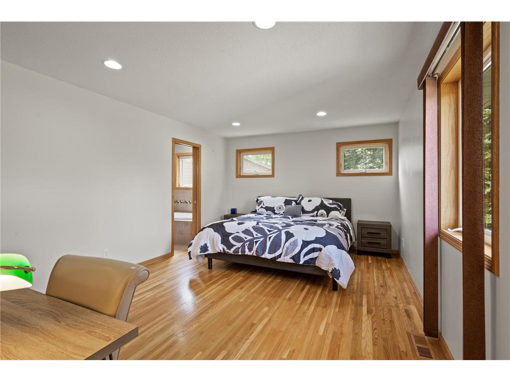 942 Redwood Drive, Apple Valley, MN, 55124 | MLS: 6568992 | Edina Realty