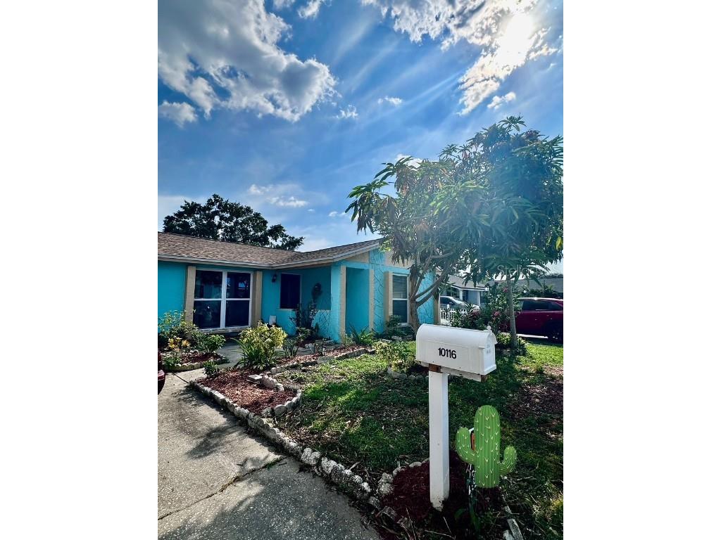 10116 Wheatley Hills Court, Tampa, FL, 33615 | MLS: TB8422256 | Edina ...