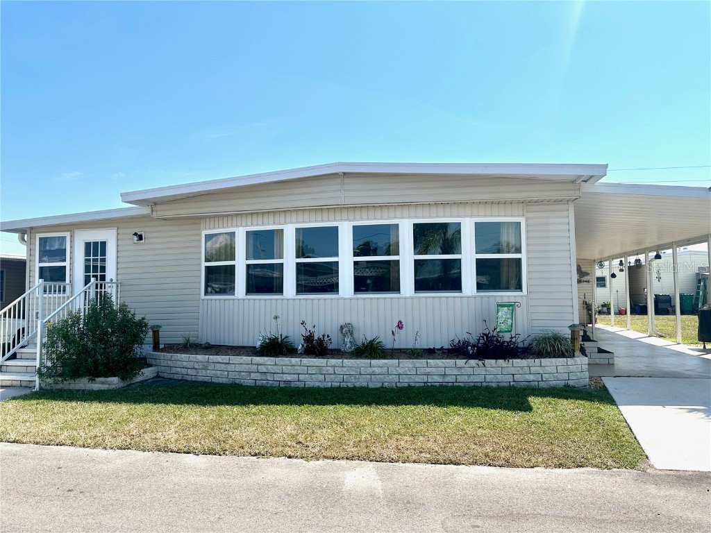 102 Del Rio Drive, Palmetto, FL, 34221 | MLS: A4565445 | Edina Realty