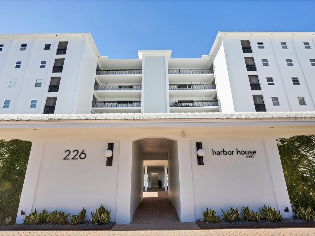 226 Golden Gate Point #44, Sarasota, FL, 34236 | MLS: A4665887 | Edina ...