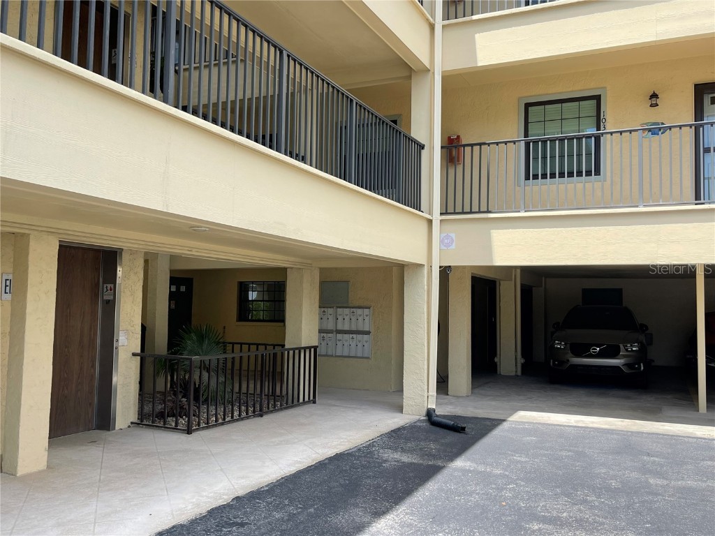 460 S Paula Drive #103, Dunedin, FL, 34698 | MLS: TB8408378 | Edina Realty